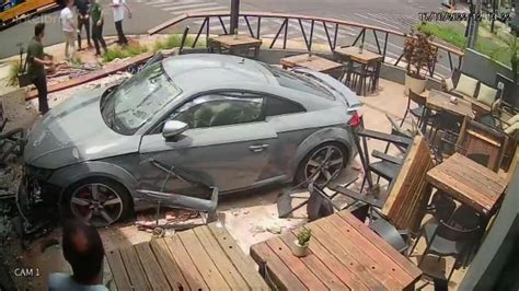 Câmera de segurança flagra momento em que carro desgovernado invade
