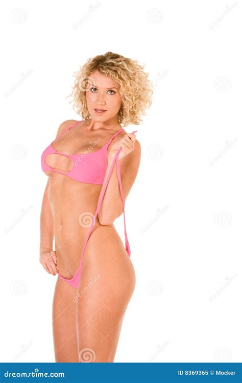 Mujer Joven Rubia Atractiva En Bikiní Escaso Rosado Imagen de archivo
