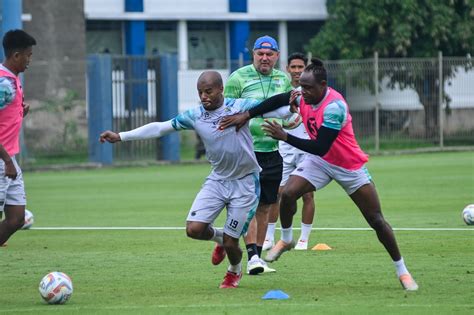SECARA JUJUR Bojan Hodak Bongkar Kondisi Fisik Pemain Persib Persis