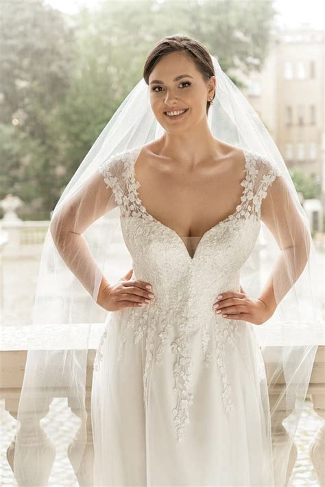 Comment choisir la robe de mariée grande taille idéale