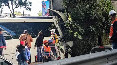 VIDEO Autobús de pasajeros choca en Periférico hay un muerto y 17