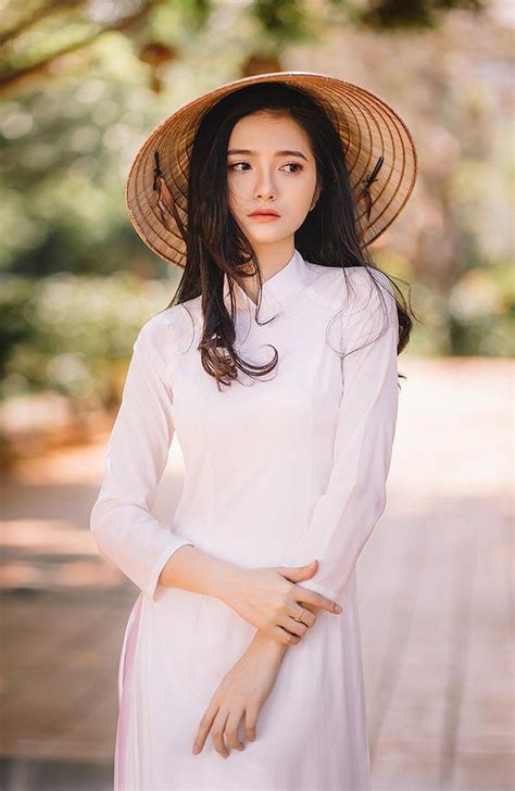 Ngắm vẻ đẹp tinh khôi của hotgirl khoa Dược trong trang phục áo dài