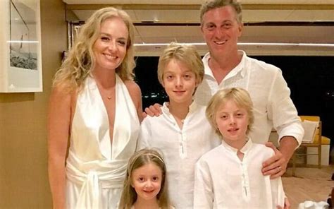 Filhos de famosos que são incrivelmente parecidos os pais