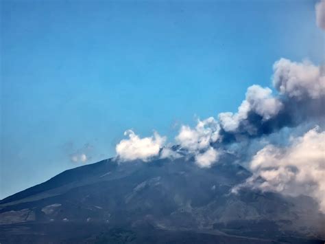 Etna Nuova Eruzione Nel Cratere Sud Est Colonna Di Fumo Di 4 5 Km