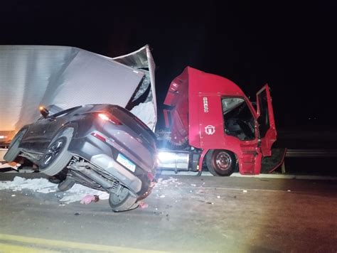 Acidente entre caminhões e dois carros deixa duas pessoas feridas na BR