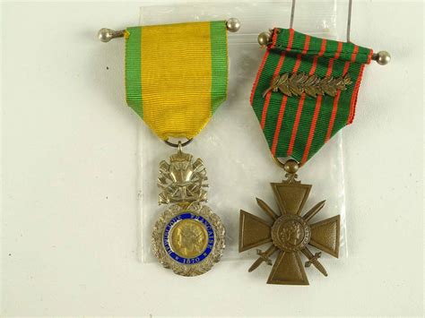 2 Médailles croix de guerre 1914 1916 et une médaille militaire