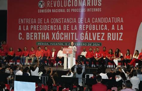 Xóchitl Gálvez recibe constancia de cantidad presidencial por parte del