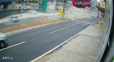 VÍDEO Criança é arremessada para fora de carro após batida em