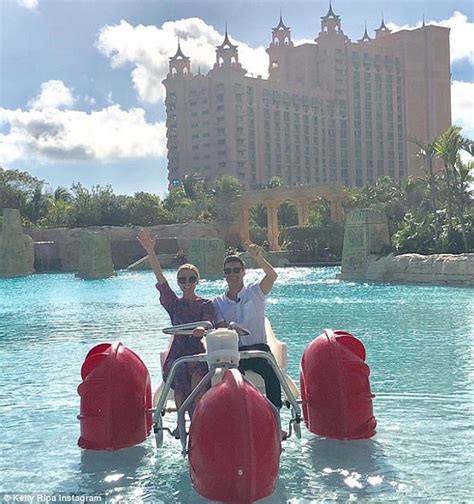 Kelly Ripa Shows Off Incredible Bikini Body In The Bahamas Daily Mail