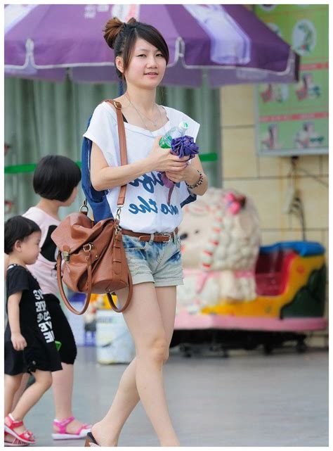 三里屯街拍图1美艳姐妹花图4有双白嫩嫩的腿图5紧身连衣