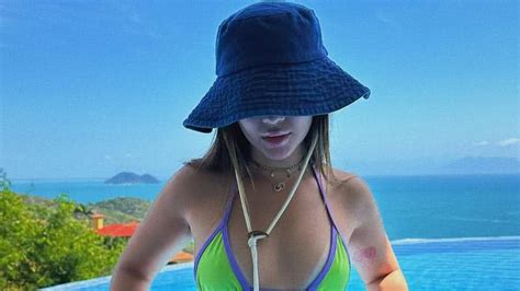 Solteira Mel Maia impressiona ao exibir corpaço em cliques na piscina