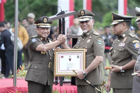 Gubernur Sumbar Terima Penghargaan Dari Mendagri Hut Satpol Pp Dan