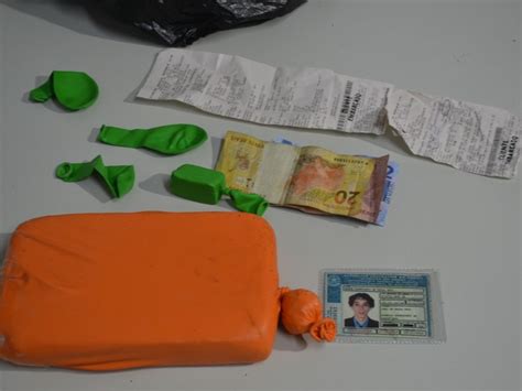 G1 Polícia apreende droga em banheiro de ônibus e jovem é preso em