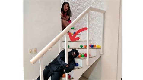 O ESTRANHO INVADIU NOSSA CASA A NOITE E JOGAMOS UM SACO DE BOLINHA NELE