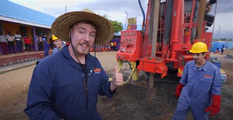 El youtuber MrBeast construye 100 pozos en África y suscita elogios y