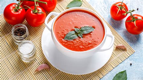 Zupa pomidorowa w bulionówce