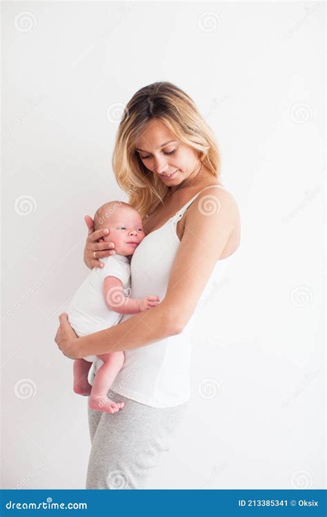 Jolie Jeune Mère Souriante Tenant Un Nouveau né Image stock Image du