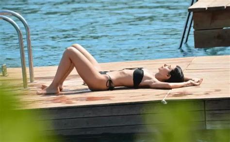 Bir Anda Bikini St N Kard Nesrin Cavadzade Sts Z G Ne Lenirken