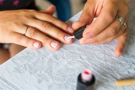 Comment enlever du vernis sur du tissu sans l abîmer YA QUOI LA