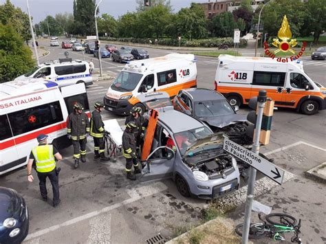 Modena Scontro Tra Due Auto Allincrocio Un Ferito Grave Coinvolta