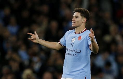 Julián Álvarez celebra con un gol su primer título de Premier League