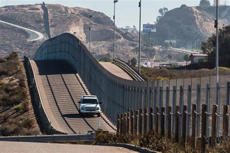 Texas construye su propio muro en la frontera con México