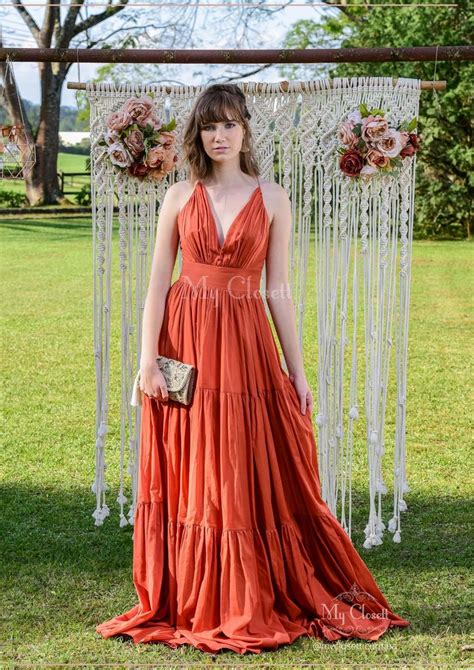 Vestido Longo Terracota Para Madrinha De Casamento No Campo Convidada