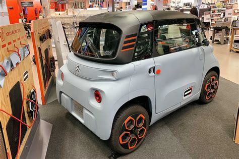フランスの電器店で見かけた超小型EVシトロエンアミの存在感 EVsmartブログ