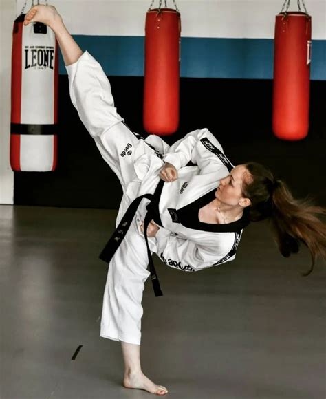Pin On The Pose Of Beauty Women Karate Martial Arts Women