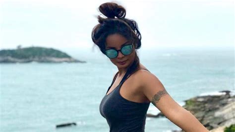 Carol Nakamura se declara para o novo namorado em selfie romântica