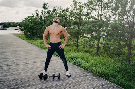 Un Hombre Musculoso Saludable Se Para Con El Torso Desnudo Levanta La