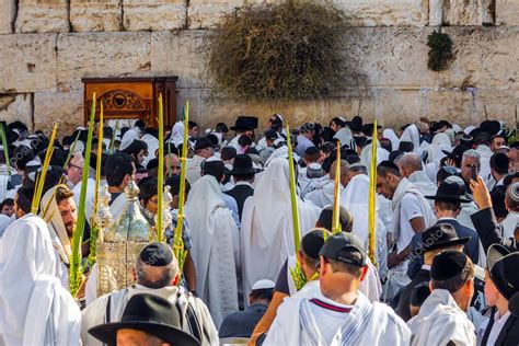 Jerusalén Judíos rezando envueltos en festivo Talit blanco La