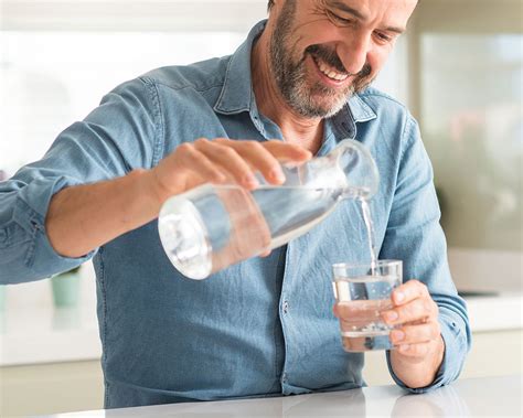 Quanta acqua bere e perché fa bene ai muscoli
