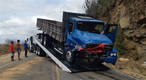 Carro invade faixa contrária e bate em caminhão na BR 104