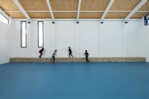 Sala de Usos Múltiples en CEIP de Zarza la Mayor Современный