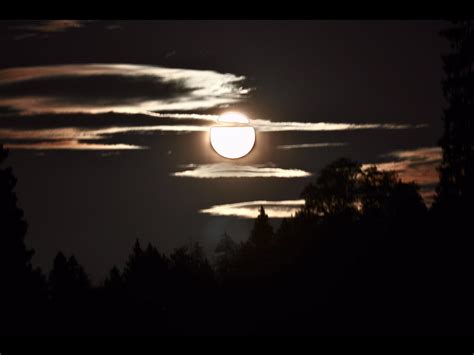 Éclair de lune Pleine lune sur Les Franches Montagnes Jean
