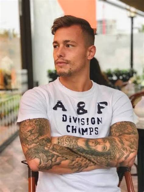 Léo Parraguez pelado mostrando a rola dura Foto de Penis