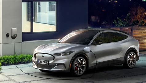Cómo debes arrancar el coche si se queda sin batería tras el estado de