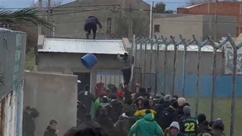 Video Violenta Batalla Campal Entre Hinchas En Un Partido De La Liga