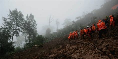 Tunda Long Weekend Ke Puncak Jalur Bogor Cianjur Ditutup