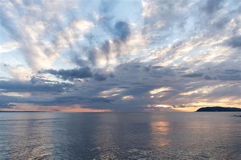 puesta de sol cielo dramático reflejo del atardecer nubes oscuridad