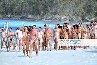 Exposition Naturelle Naturistes Sur Le Rivage