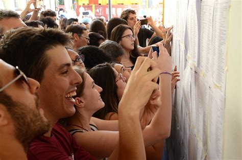 Novos calouros da UFRGS comemoram aprovação UFRGS Universidade