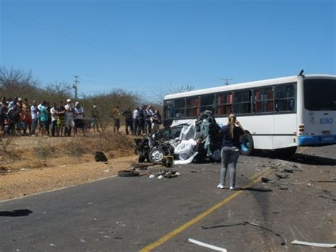 Acidente entre carro e ônibus deixa 5 mortos e 1 ferido na BR 235