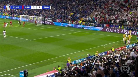 Vídeo Aos 7 min do 2º tempo Tchouaméni finaliza de cabeça para a