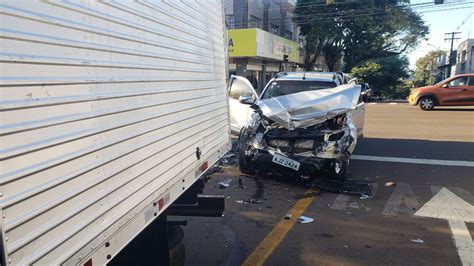 Caminhão e caminhonete se envolvem em forte colisão na Avenida Brasil