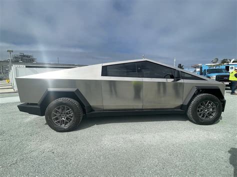 Tesla Cybertruck Voici Le Robot Hors Norme Qui Fabriquera Le