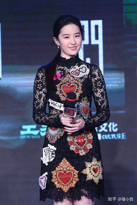 刘亦菲虽有神仙气质但穿黑色蕾丝连衣裙亮相暴露了小粗腿 知乎