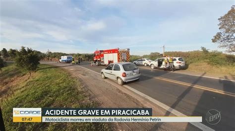 Motociclista morre após ser atingida por carro e atropelada por