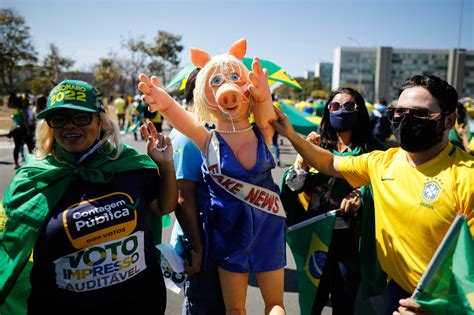 Apoiadores de Bolsonaro fazem ato a favor do voto impresso em Brasília
